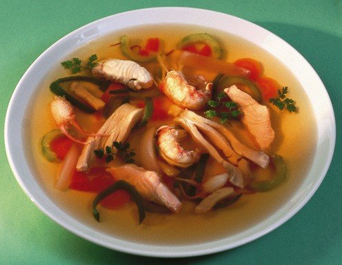 Klare Fischsuppe mit Gemüsewürferln Rezept - ichkoche.at