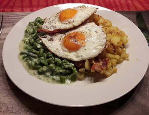 Rahmfisolen mit Röstkartoffel und Spiegelei Rezept - ichkoche