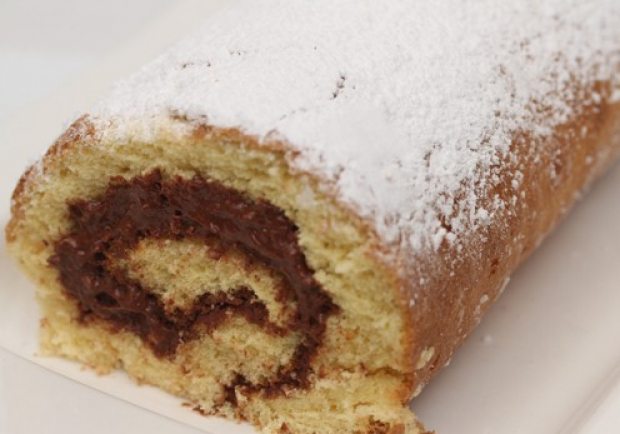 Biskuitroulade mit Pariser Creme Rezept - ichkoche.at