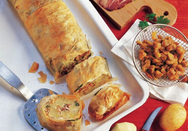 Erdäpfelstrudel mit Selchspeck und Grammeln Rezept - ichkoche.at