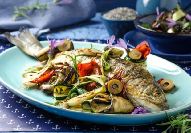 Seesaibling im Ganzen mit Lavendel und gegrilltem Gemüsesalat - Rezept ...