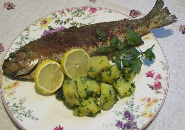 Gebratene Forelle mit gedünsteten Petersilkartoffeln Rezept - ichkoche.at