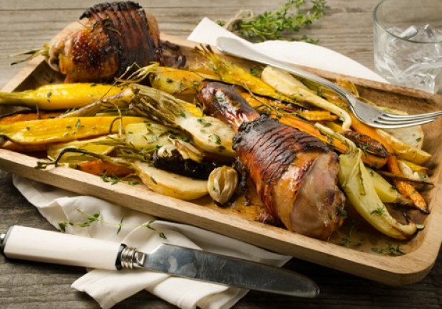 Gebratener Gockel mit Wurzelgemüse Rezept - ichkoche.at