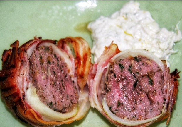Fleischlaberl im Zwiebel-Speck Mantel Rezept - ichkoche.at