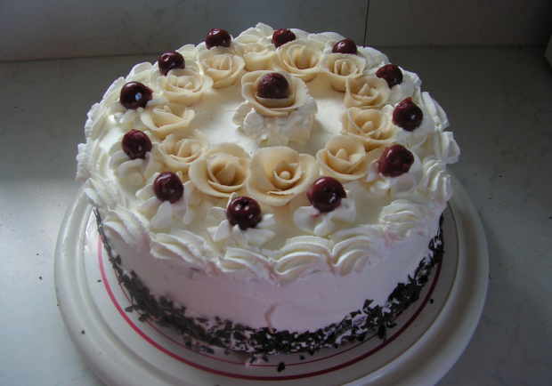 Biskuittorte mit Vanillecremefüllung Rezept - ichkoche.at