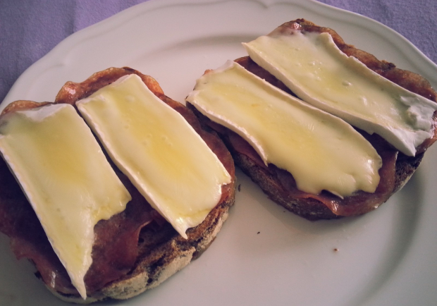 Brie-Salami-Toast Rezept - ichkoche