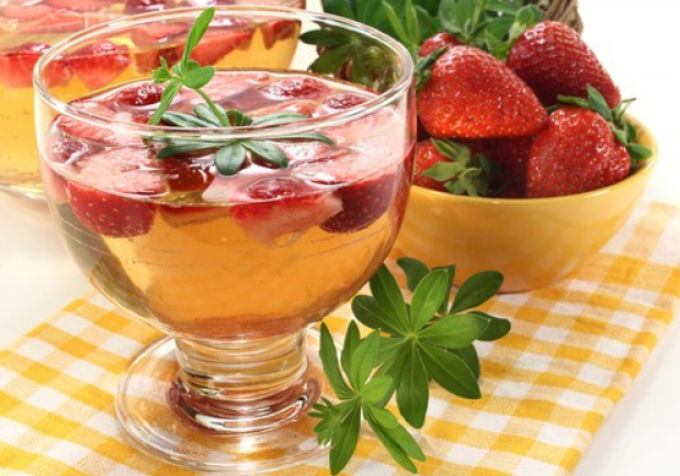 Maibowle mit Roséwein und Erdbeeren - Rezept - ichkoche.at